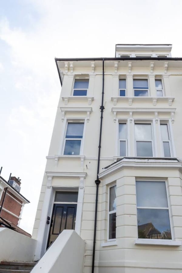 Coastal Charm 1br Flat Near The Sea Street Parking - Battle