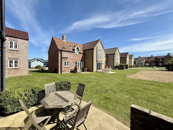 Ocean Breeze - A Cottage That Sleeps 4 Guests In 2 Bedrooms - Filey