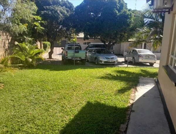Nice 3-bedroom House With Wifi, Ac Spacious Surroundings Close To Shops & Mall - Lusaka