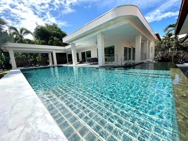 Luxury Tropical Pool Villa  5 Bedrooms, Perfect For Families & Groups - Pattaya City