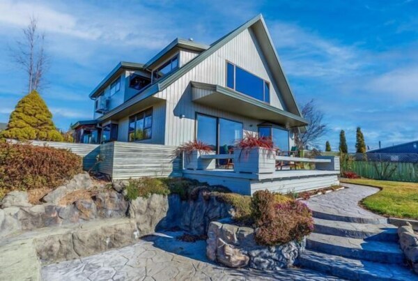 Enjoy 180° Views Of Lake Tekapo - Lake Tekapo