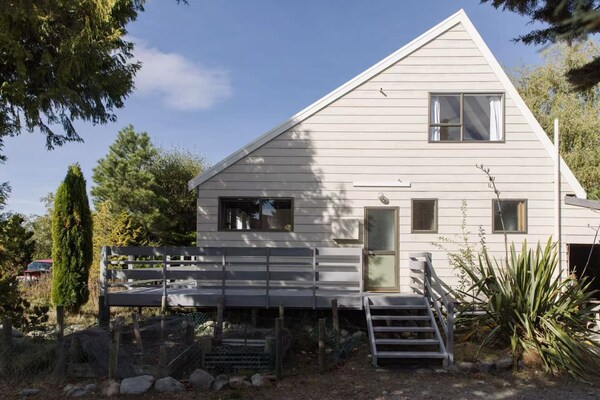 A Classic 1970s Kiwi Bach Designed By Chaplin's Architects - Lake Tekapo