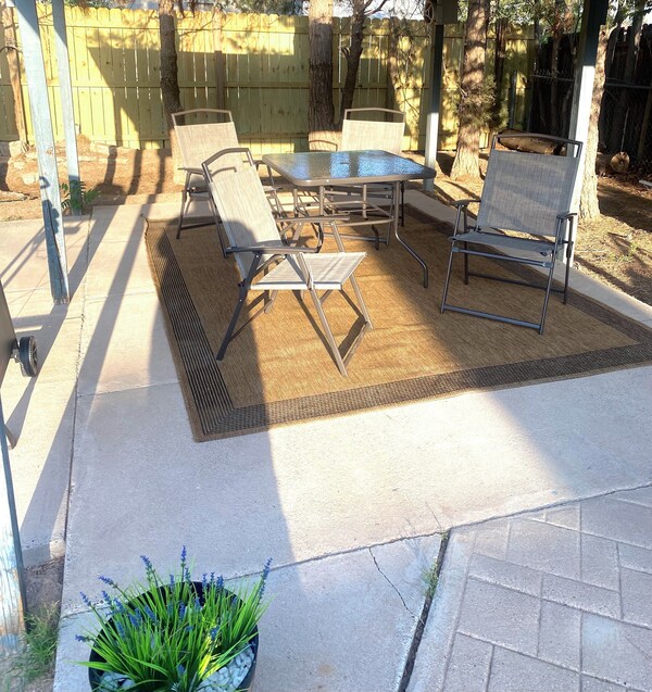 Charming 2br Rustic Retreat: Wi-fi, Central Air, Fully Stocked For Comfort - Carlsbad, NM
