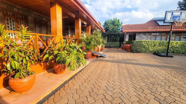 Rustic Retreat In Nairobi  Ideal For Un Expatriates - Nairobi