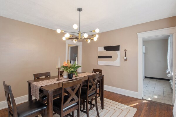 Modern 6br Near Syracuse U, Destiny & Zoo Sleeps 18 - Liverpool, NY