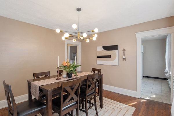 Modern 6br Near Syracuse U, Destiny & Zoo Sleeps 18 - Liverpool, NY