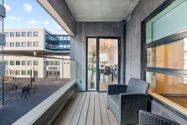 Expansive & Elegant City Center Oasis - IJsland