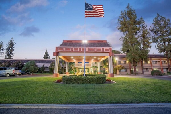 Perfect Airport Stop  4 Relaxing Units W/ Shuttle, Onsite Dining - Fresno, CA