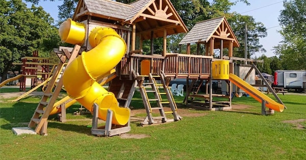 Lakefront Cottage #3-- Less Than 30 Minutes To Sandbanks! Fishing And Boating - Comté du Prince-Édouard