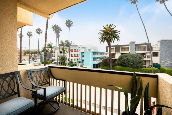 2-bedroom Apartment In Wonderful Redondo Beach With Wifi, Pool, Jacuzzi, Gym, - Redondo Beach, CA