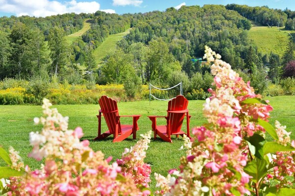 Spacious 3-bedroom Condo - Ski In Ski Out St Sau! - Saint-Sauveur