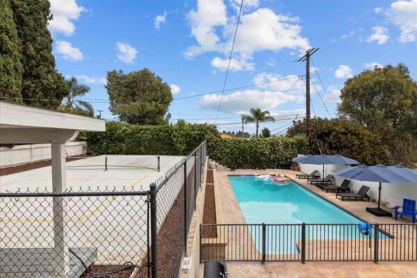 Luxurious Hacienda - Pickleball, Pool, & Jacuzzi - Norwalk, CA