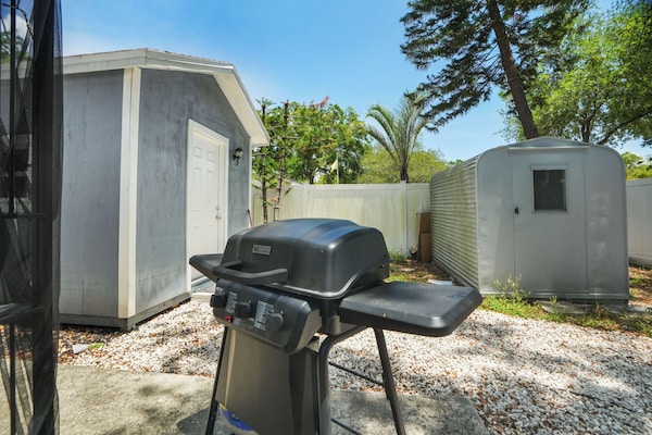 Charming Stay W/ Pool & Grill - Portsmouth, VA