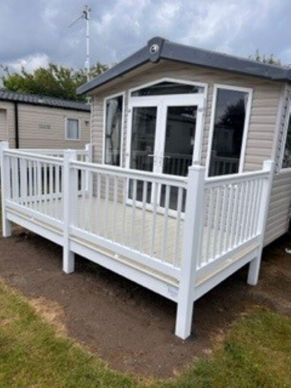 Lovely Caravan With Decking At Broadland Sands, Suffolk Ref 20302bs - Great Yarmouth