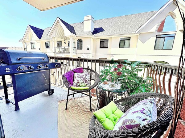 Stylish Dt Condo Nr Rogers | Kitchen, Balcony, Gym - Edmonton