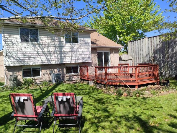 Perfect 3 Bedroom House In Prime Location Of South Windsor - Windsor, ON, Canada