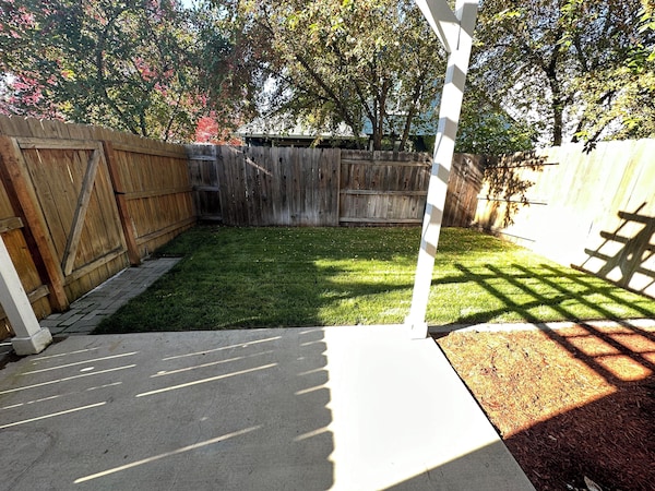 Central Location - Tesla Charger - Hot Tub! - Jacksonville, OR