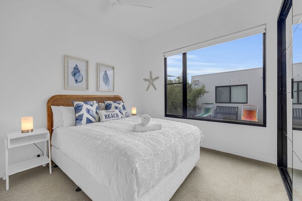 Lake Front: 3 Bedroom: Spa - Pambula Beach