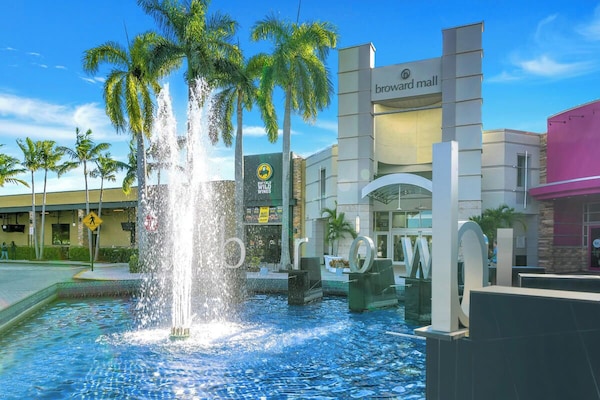 Concert-ready Room 5 Min To Arena, Mall, Fast Wi-fi + Coffee Bar - Sunrise, FL