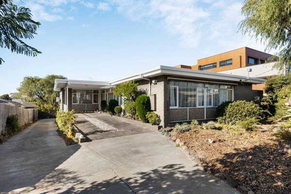 2-bedroom Suite W/ Private Kitchen & Bathroom - Melbourne