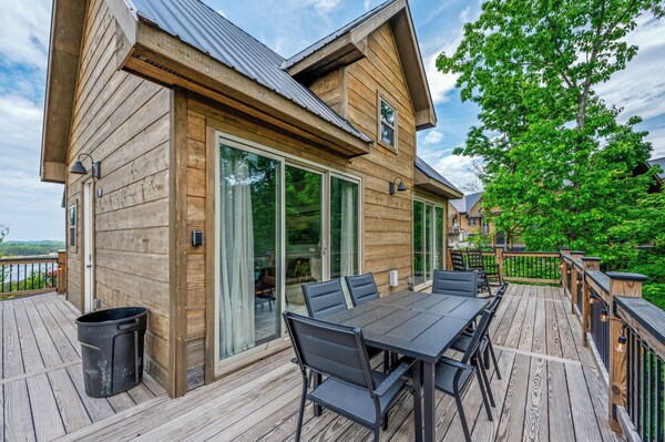 Lakeview Escape! Pet-friendly Cabin + Game Loft - Dandridge, TN
