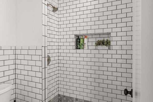 Salted Roots Basecamp: Downtown 1 Bedroom Loft - Anchorage, AK