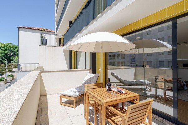 Hostwise  Stylish Studio W/ Balcony And Garage - Porto