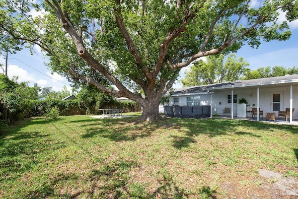 "Sun And Beach Cottage" 4br Sleeps 14! With Pool! - Bradenton, FL