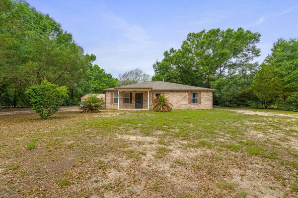 Pet Friendly Home In The Heart Of Crestview - Crestview, FL
