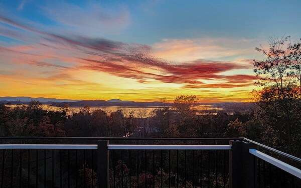 Lakefront, Modern / Spacious - Rooftop Deck, Dock, Kayaks - White Pine, TN