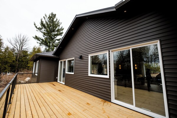 Luxury Retreat In Trent River, Ontario - Three Fires Chalet - Norwood
