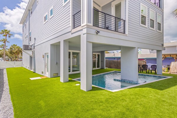Brand New Duplex W/ Shared Pool & Private Rooftop Deck, W/d, & Steps To The Gulf - Bradenton Beach, FL