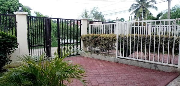 Santa Rita Serenity: Relaxing Town House Getaway - Batangas