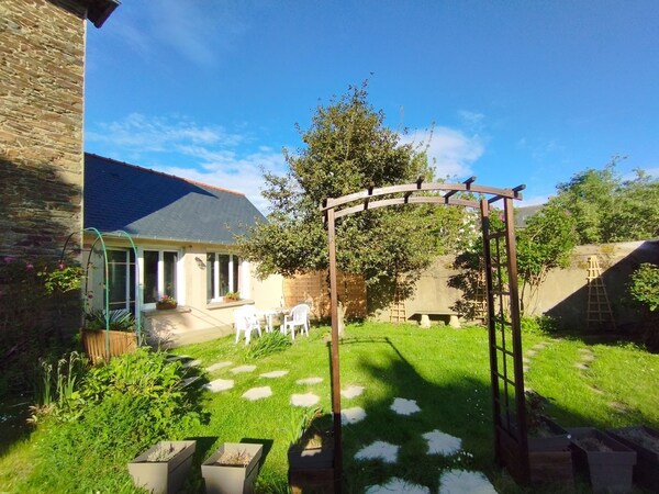 Logis De Cancale - Logis Duguesclin, In The Heart Of Cancale, Just A Stone's Throw From The Sea! - Cancale