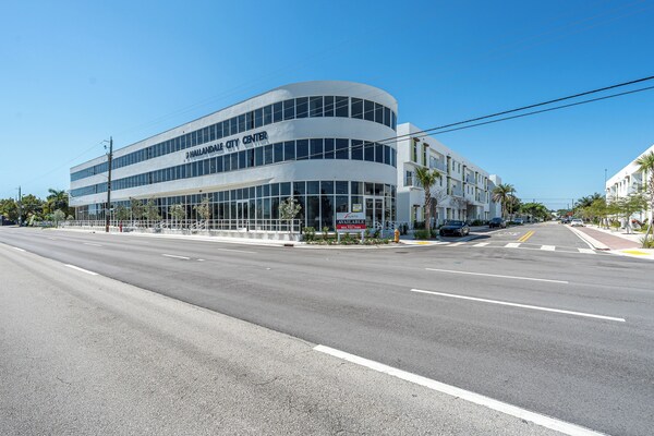 Stylish-king Beds, Free Parking, Near Attractions - Pembroke Pines, FL