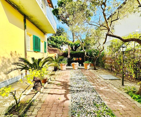 Elegant Villa Apartment With Garden  Just Steps From The Sea  Forte Dei Marmi - Massa