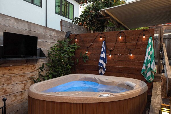 Walk To The Beach & Famous Sunset Cliffs | Hot Tub - San Diego, CA