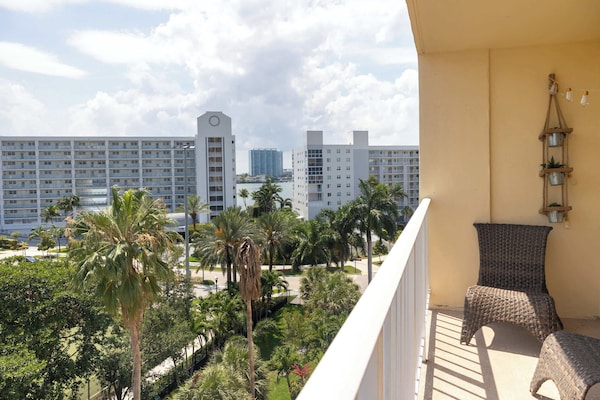 Tiny Tower Treasure - Sleeps 5 & Soaks Sun - Sunny Isles Beach, FL