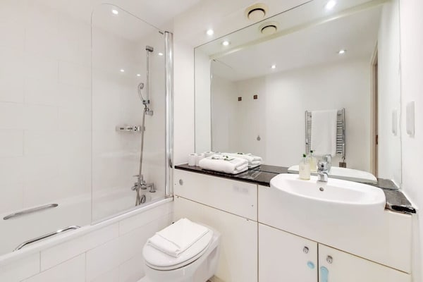 Two Bed Apartment London Docklands - Manor Park - London