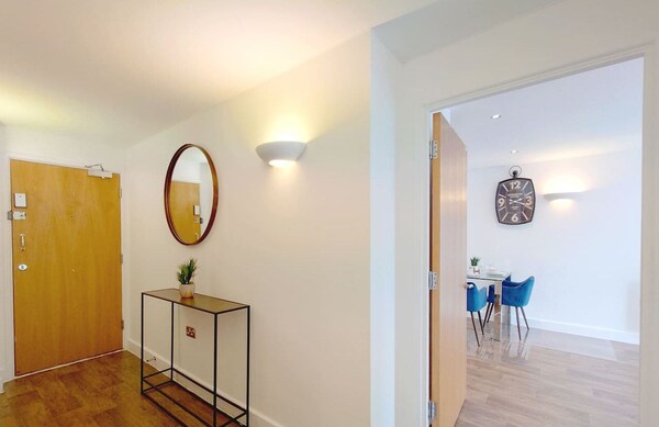 Two Bed Serviced Apartment By London Docklands - Charlton - London