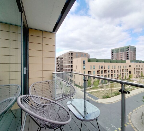Free Parking: Two Bed Apartment London Docklands - Woolwich