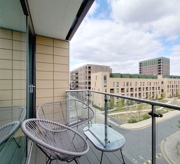 Free Parking: Two Bed Apartment London Docklands - Ilford