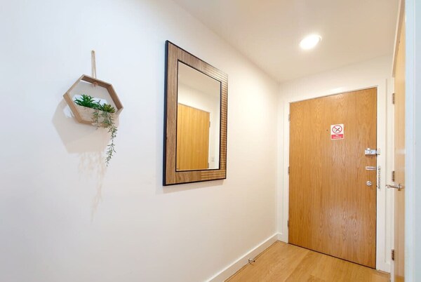 Free Parking: Two Bed Apartment With River View - Dagenham
