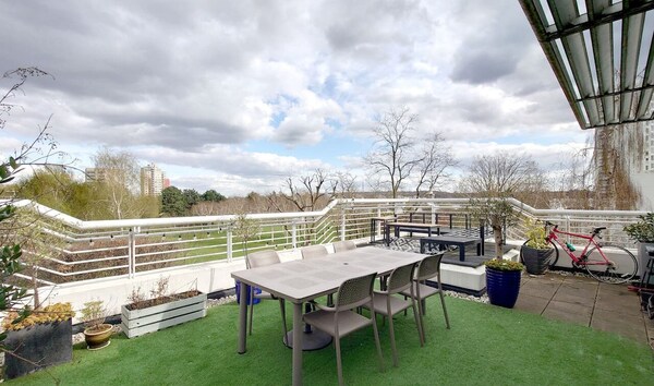 Deluxe Serviced Two Bed Apartment - Ilford