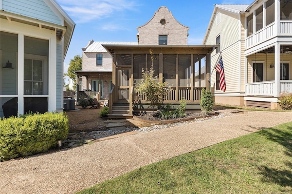 Spacious & Stylish Retreat In Redbud Park - Eufaula, OK
