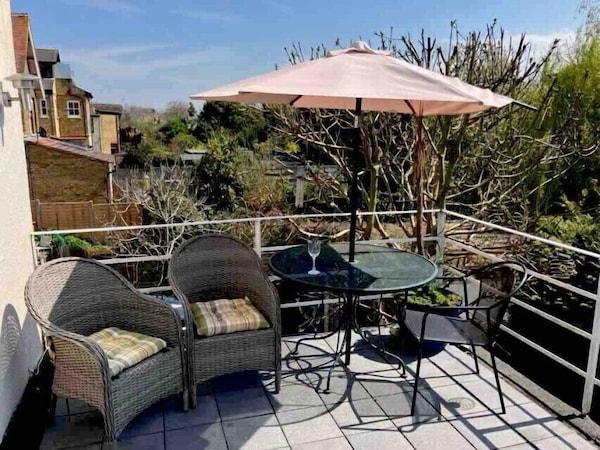 Entire Studio With Private Parking And Balcony - Southend-on-Sea