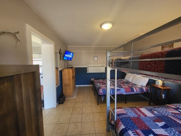 Hunters Suite Sleeps 6 - Kingsland, TX