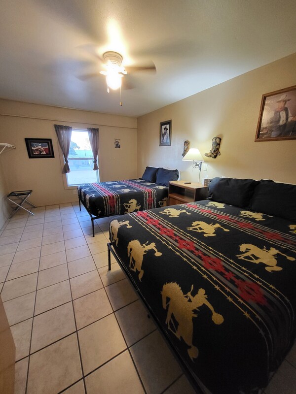 John Wayne Suite - Kingsland, TX