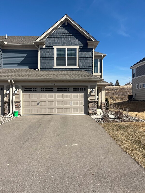 Charming 3-bedroom Townhome In Quiet Neighborhood In Waconia - 콜론