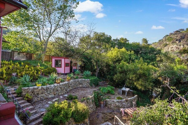Charming 2-bedroom Chateau With Wifi, Fitness Room In Topanga - Los Angeles, CA